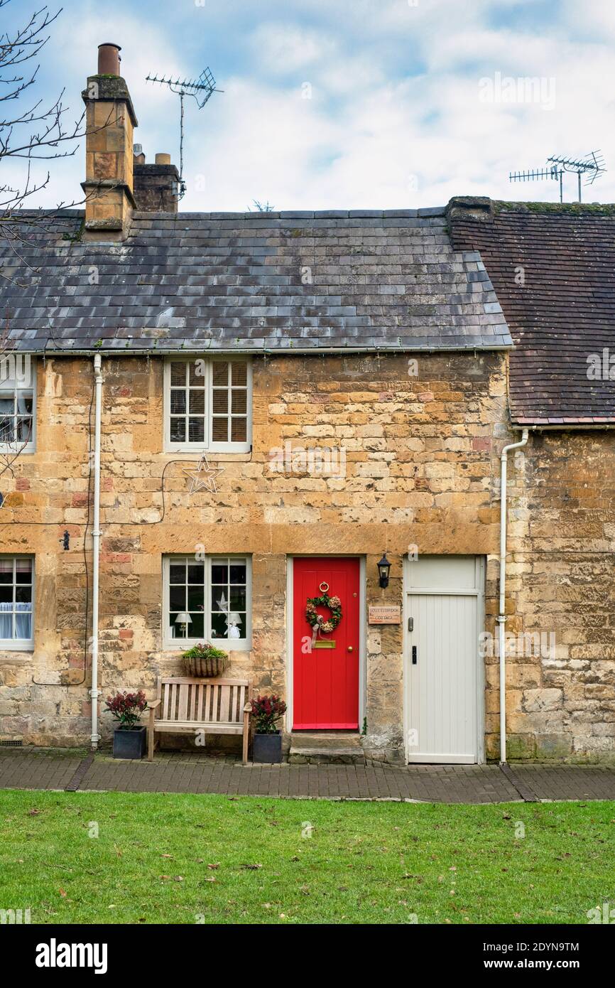 Red painted cottage house hi-res stock photography and images - Alamy