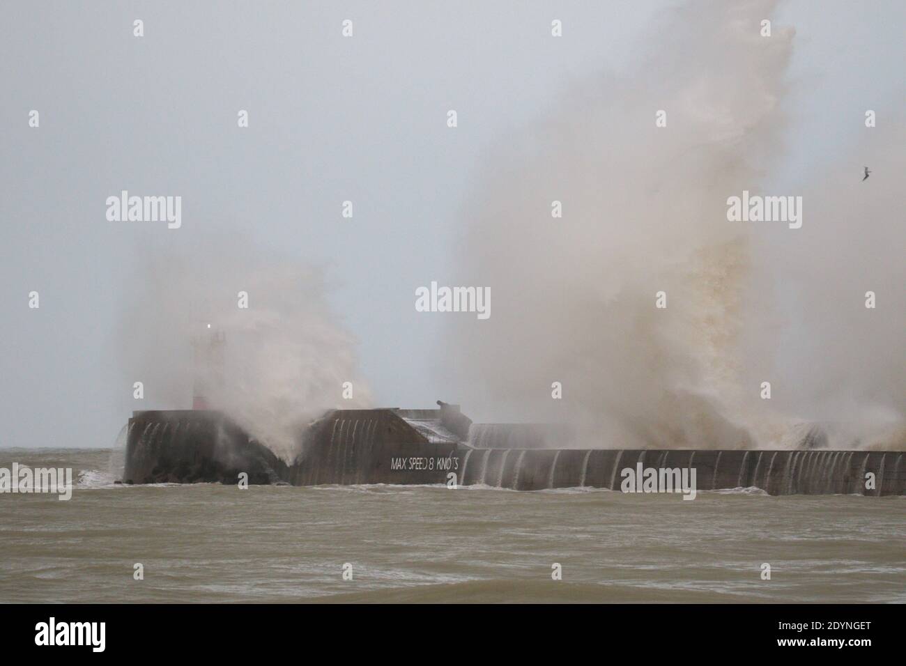 Wave crashing over the harbour wall hi-res stock photography and images ...