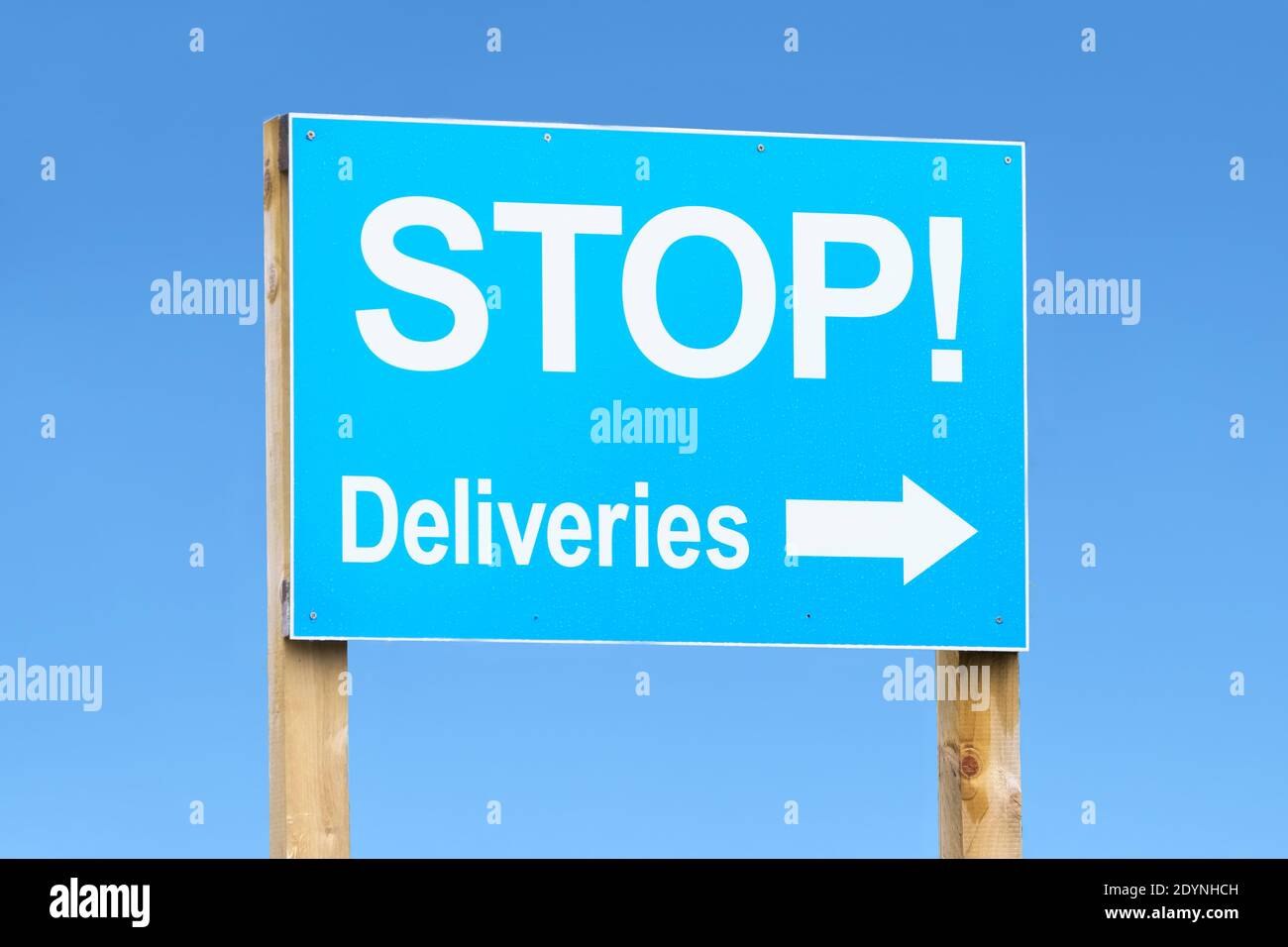 Delivery sign with direction arrow for courier drivers Stock Photo - Alamy