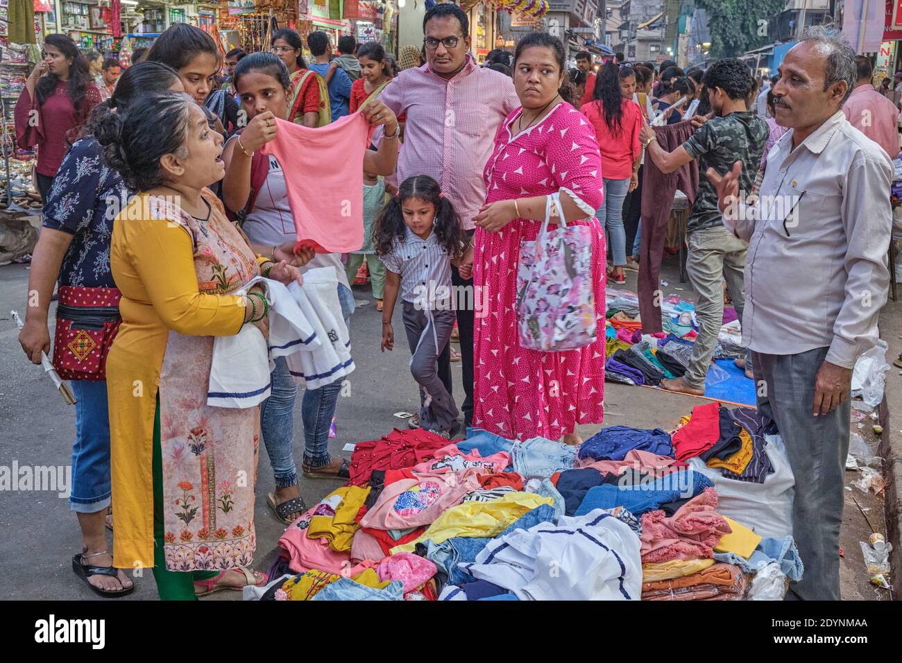 Indian family shopping hi-res stock photography and images - Alamy
