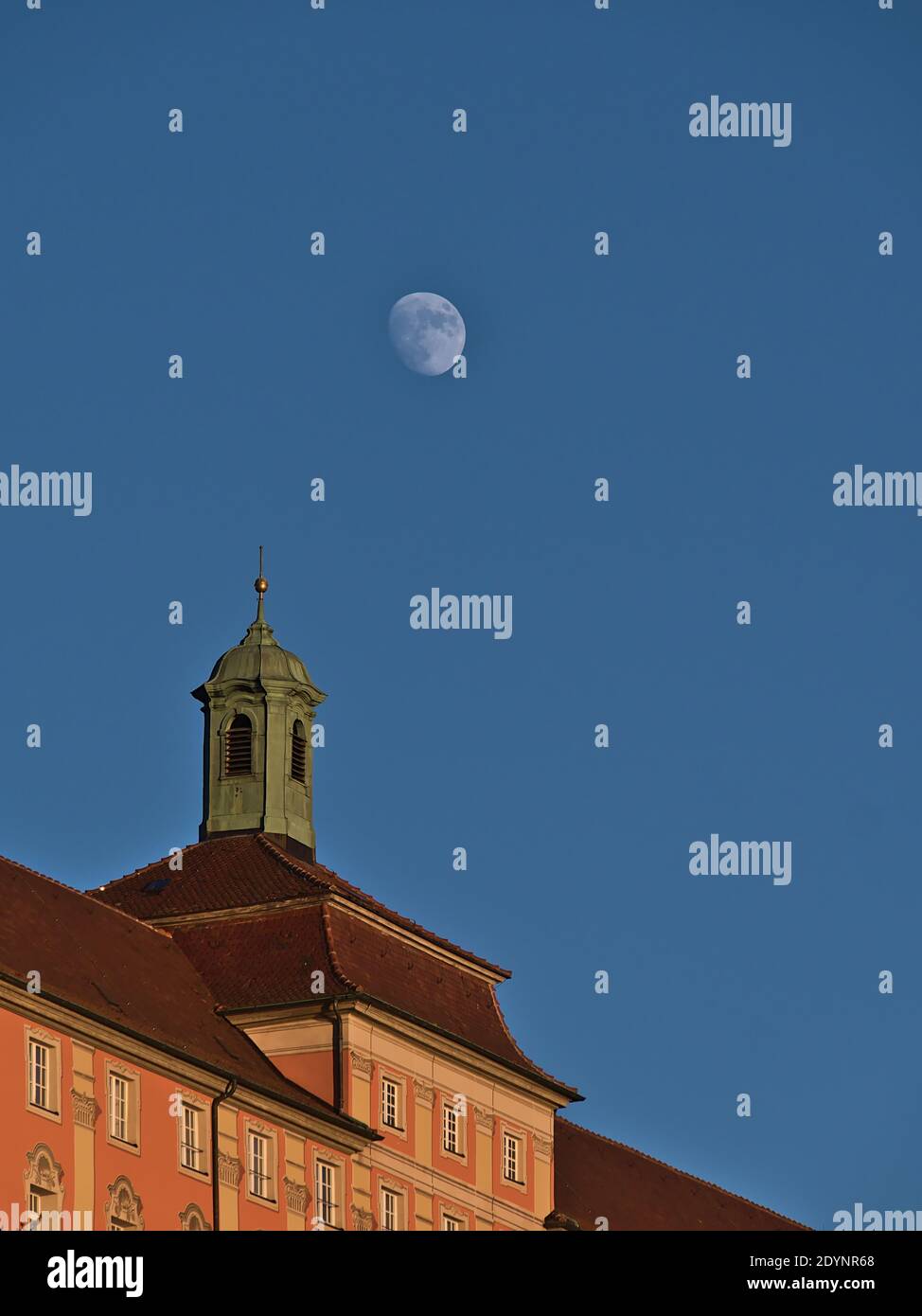 House with red facade and blue sky hi-res stock photography and images ...