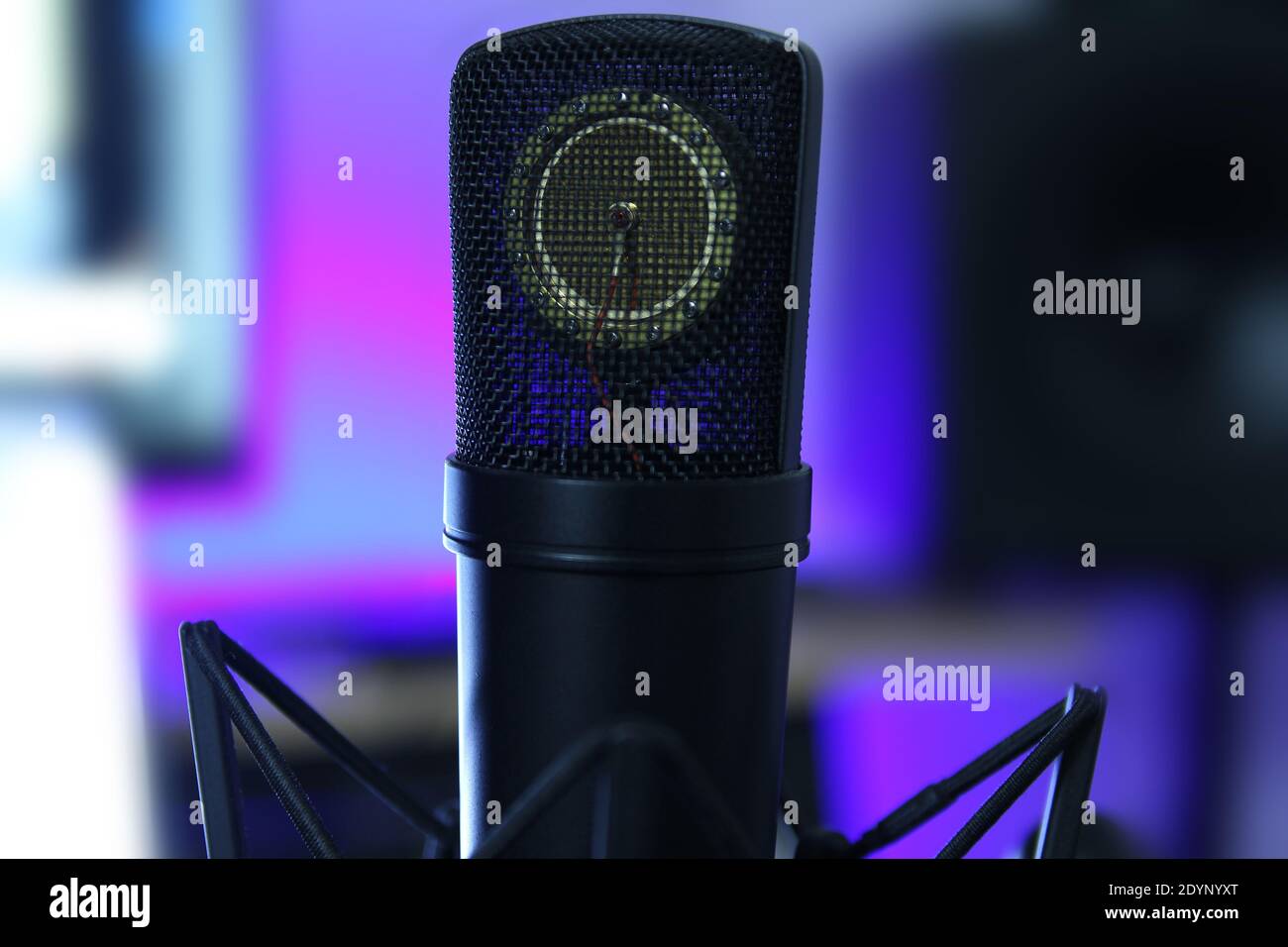 Diaphragm mic hi-res stock photography and images - Alamy