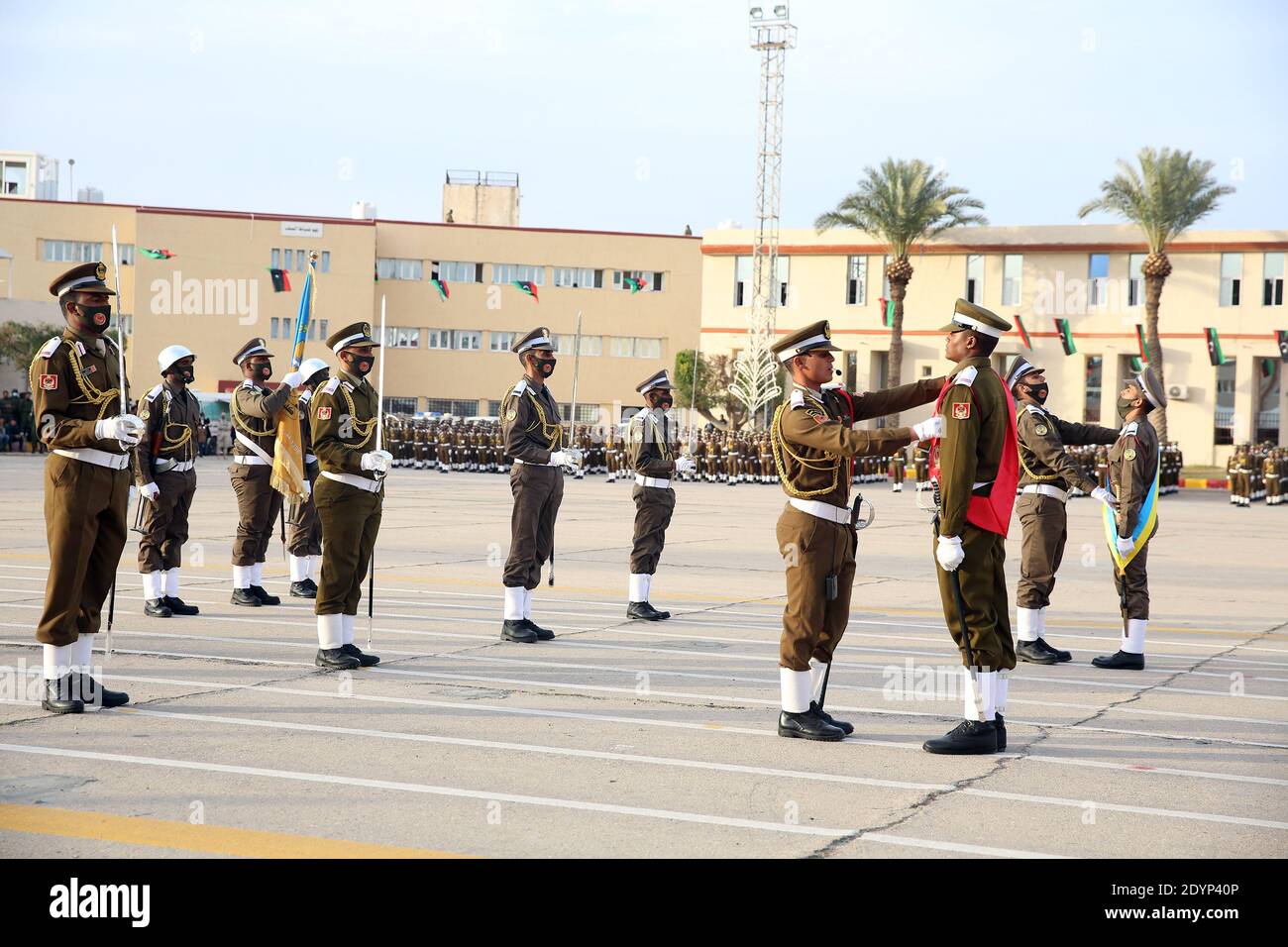 (201227) -- TRIPOLI, Dec. 27, 2020 (Xinhua) -- Graduates of the Libyan ...