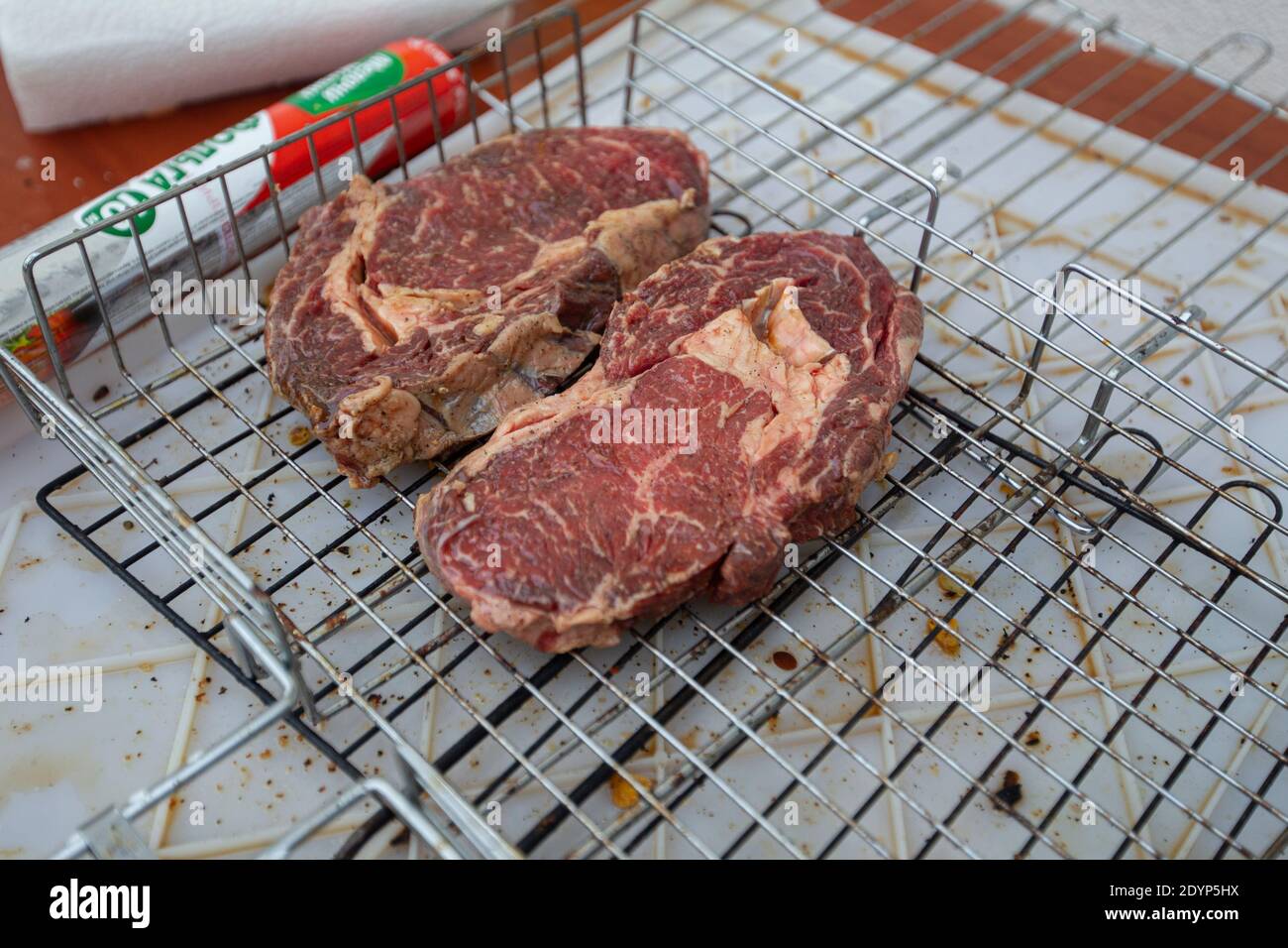 Chef cuts fried chicken fillet hi-res stock photography and images - Alamy