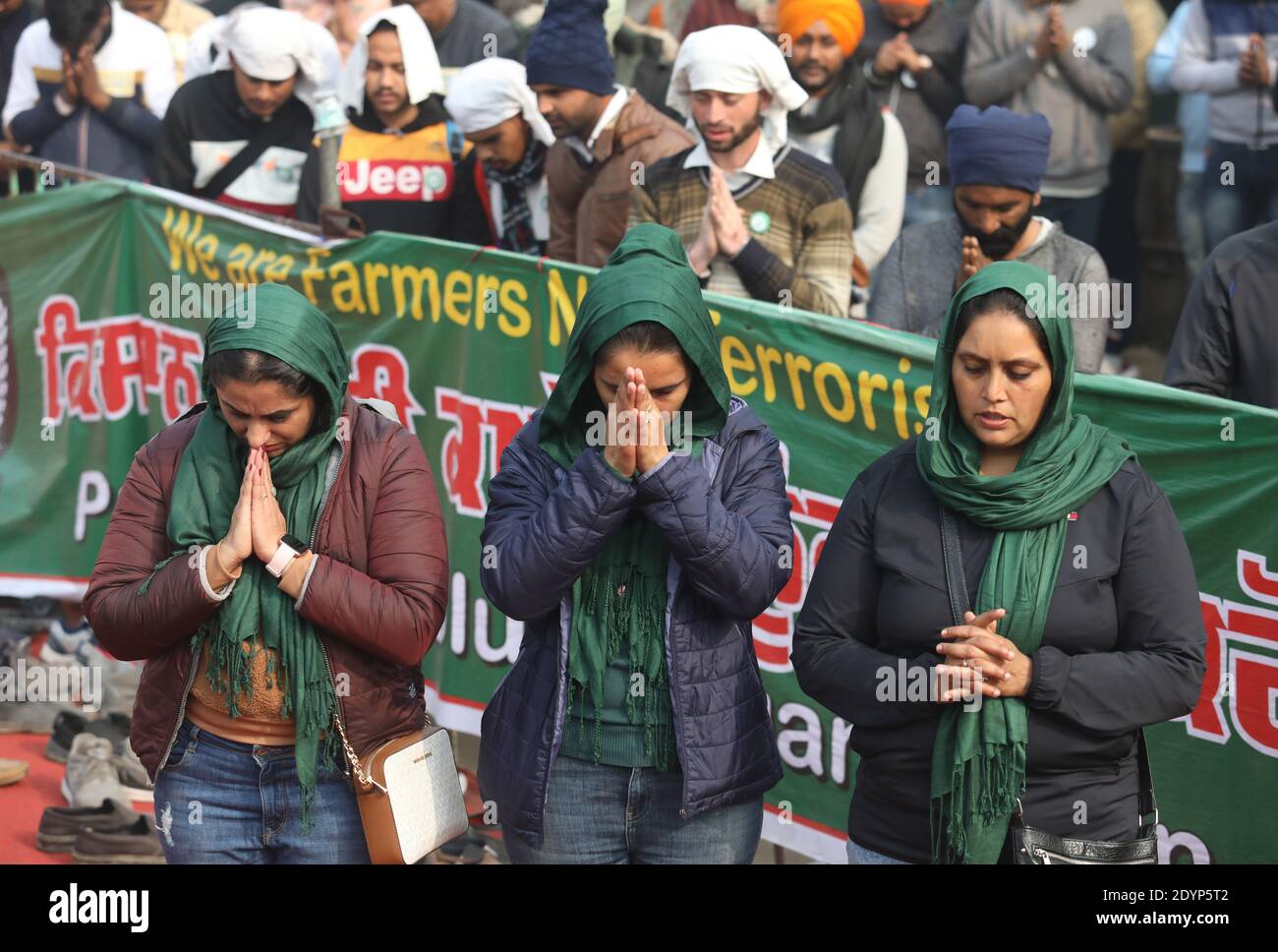 Protesters praying (Sikhism worship) at Singhu border (Delhi-Haryana ...