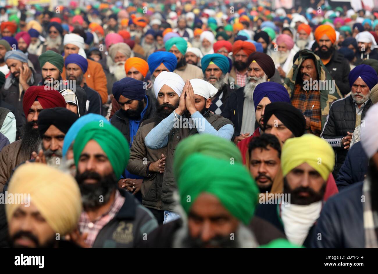 A crowd of protesters praying (Sikhism worship) at Singhu border (Delhi ...