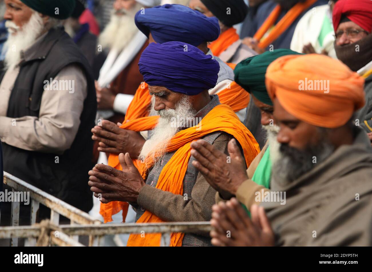 Protesters praying (Sikhism worship) at Singhu border (Delhi-Haryana ...