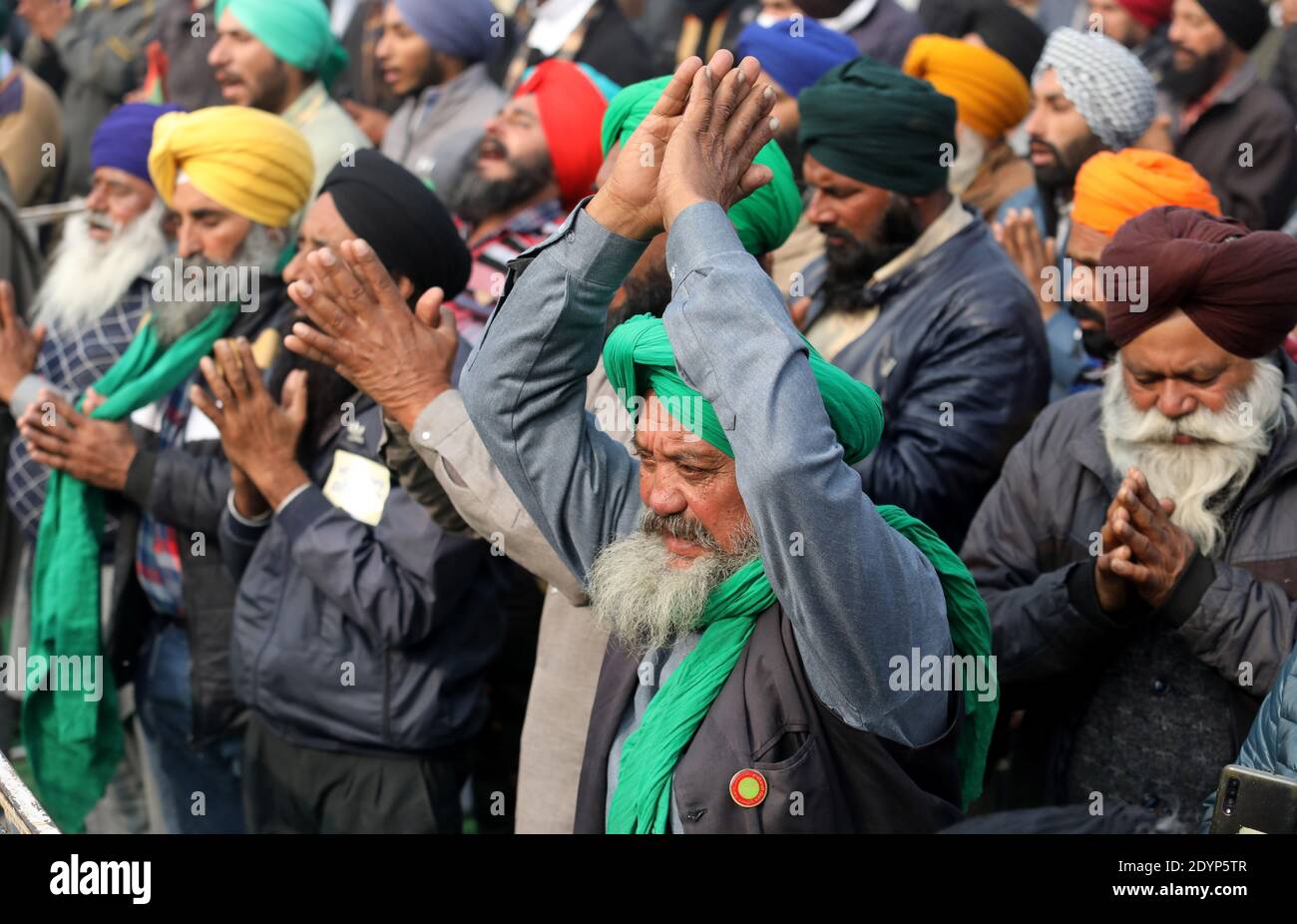 A crowd of protesters praying (Sikhism worship) at Singhu border (Delhi ...