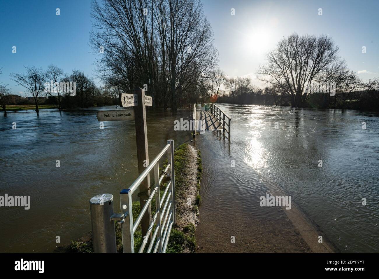 Oxford, Oxfordshire, UK. 27 December, 2020. Footbridge on the Thames ...