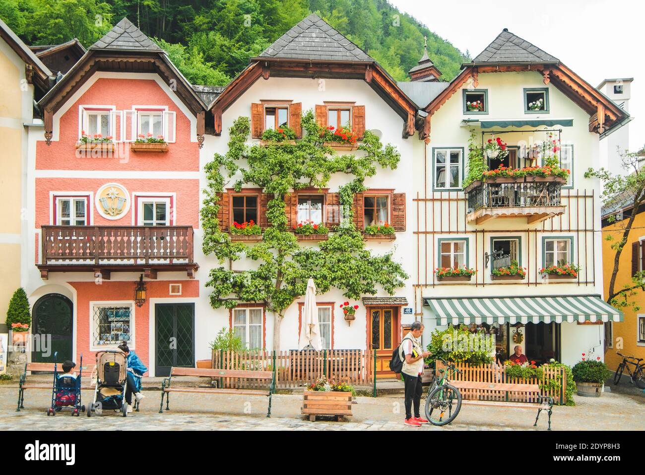 Hallstatt austria town square people hi-res stock photography and ...