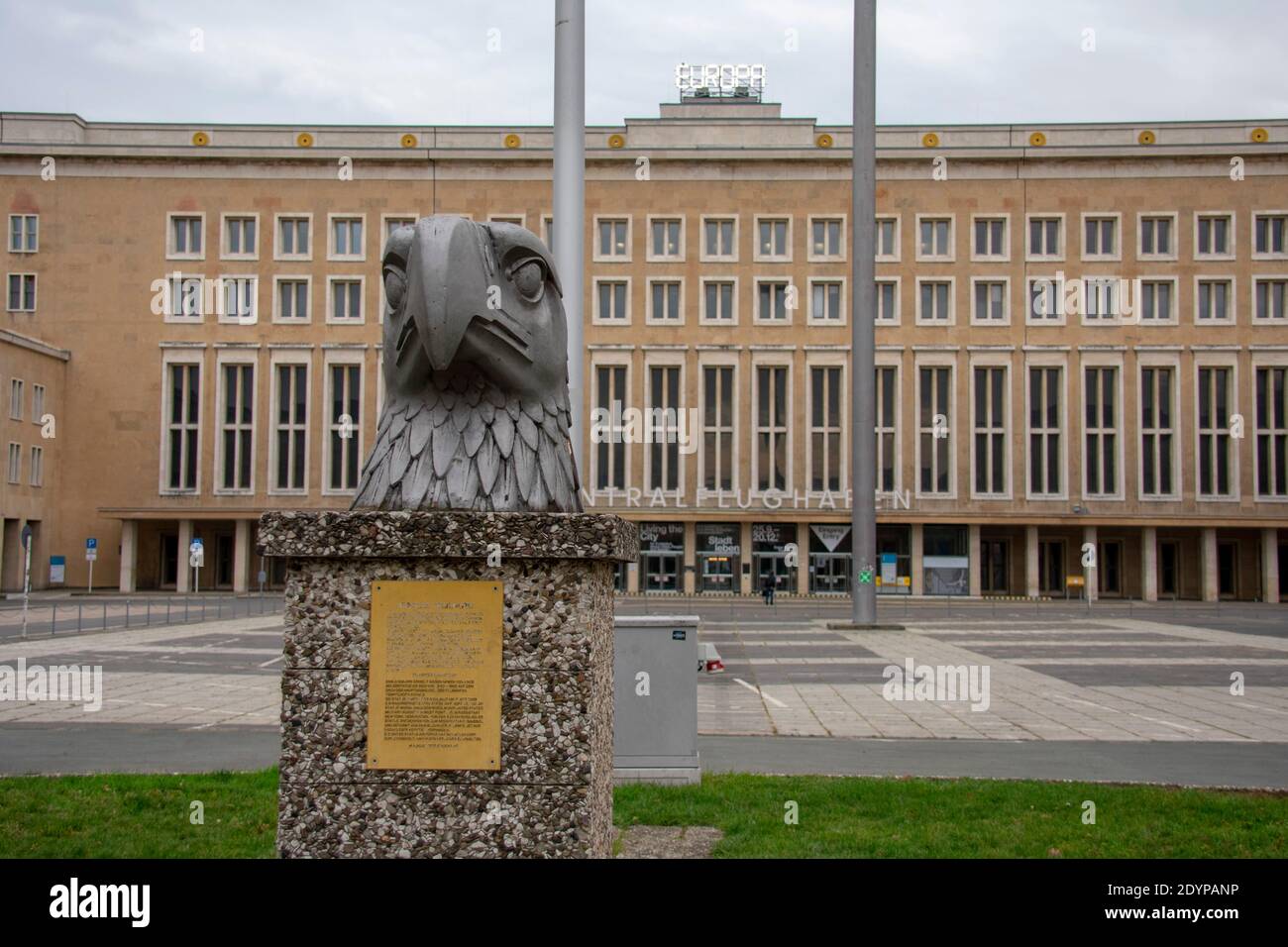 Nazi eagle statue hi-res stock photography and images - Alamy