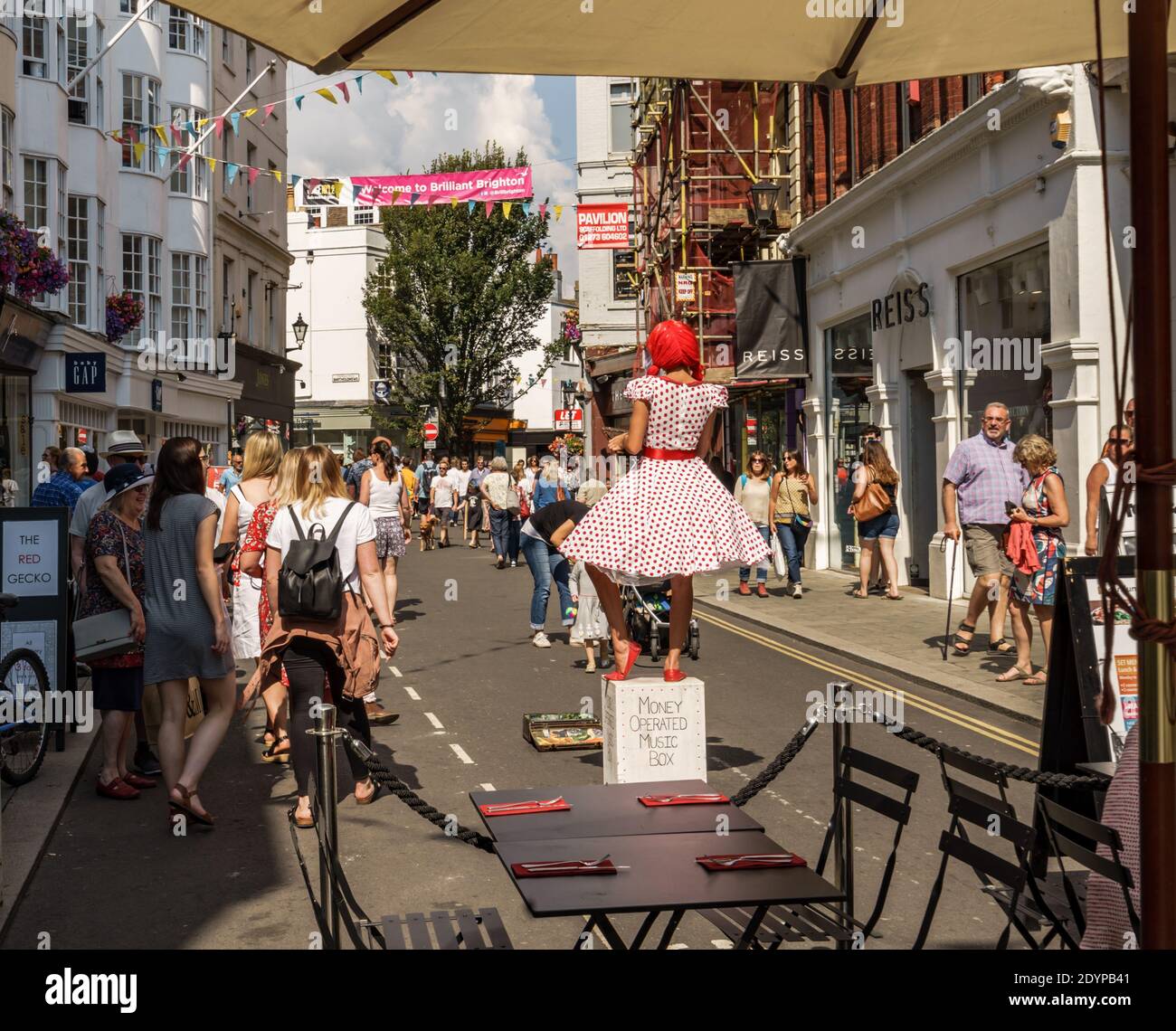 Crowd people watching street show hi-res stock photography and images ...