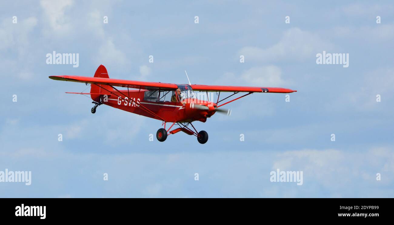 Vintage 1961 Piper Super Cub in flight close up Stock Photo - Alamy