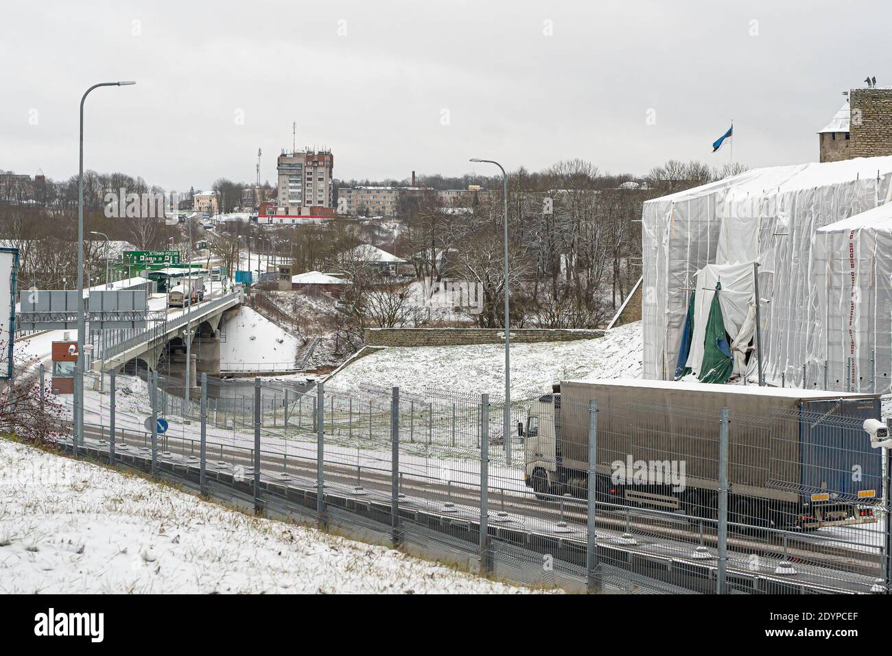 Automobile border crossing point hi-res stock photography and images ...