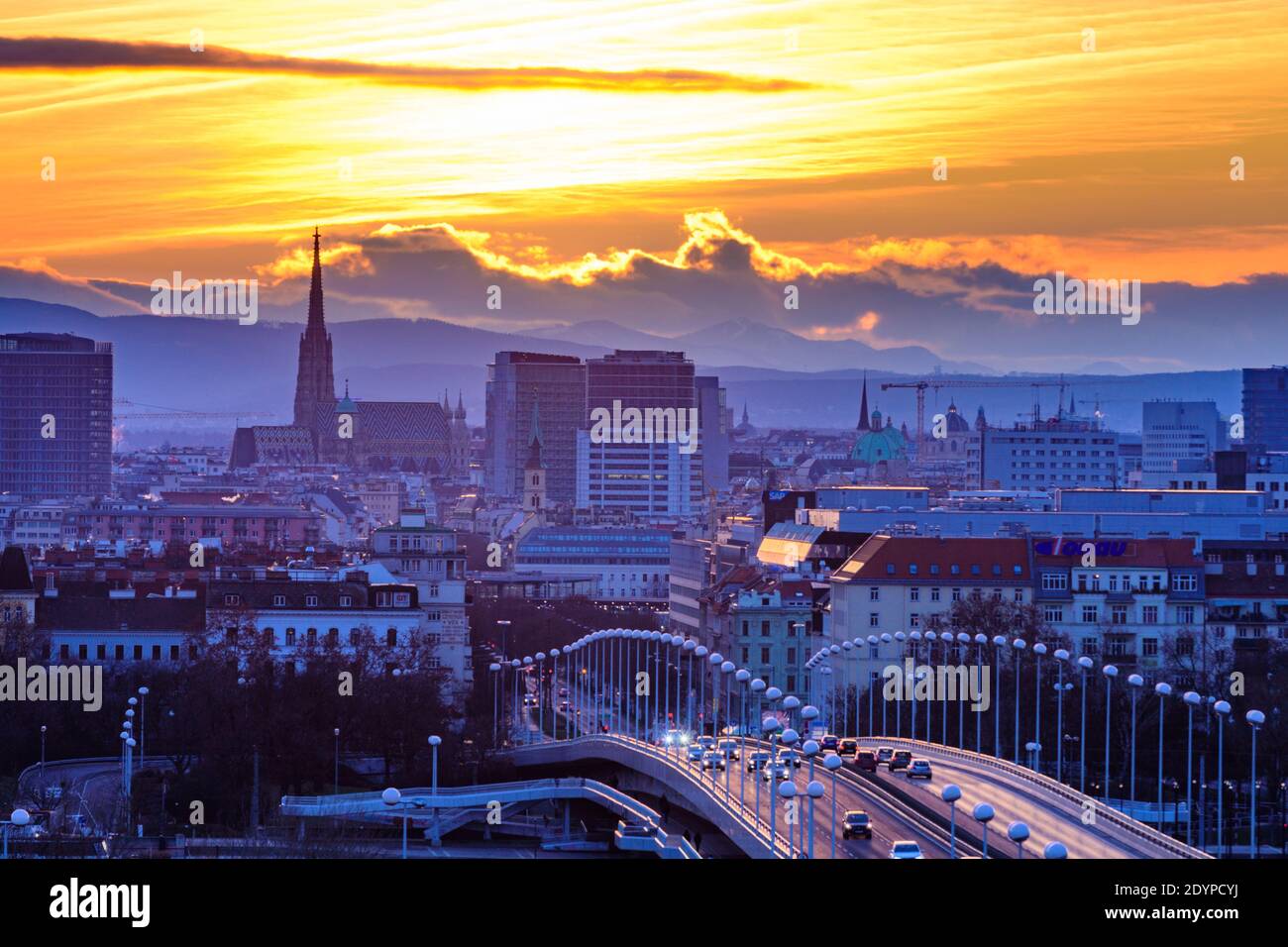 Wien, Vienna: Vienna city center, river Donau (Danube), bridge ...