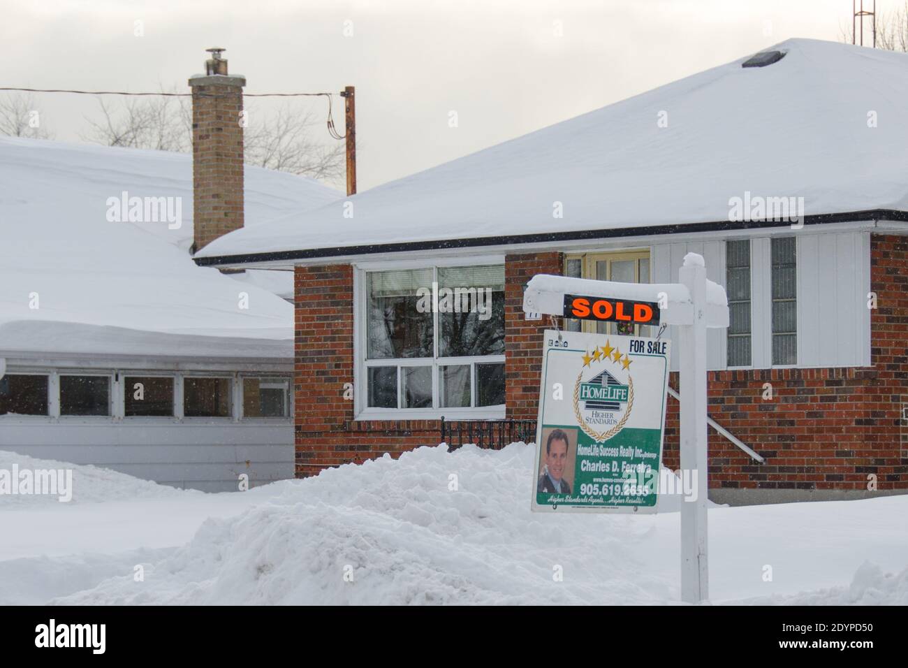 Real estate sign toronto hi-res stock photography and images - Alamy