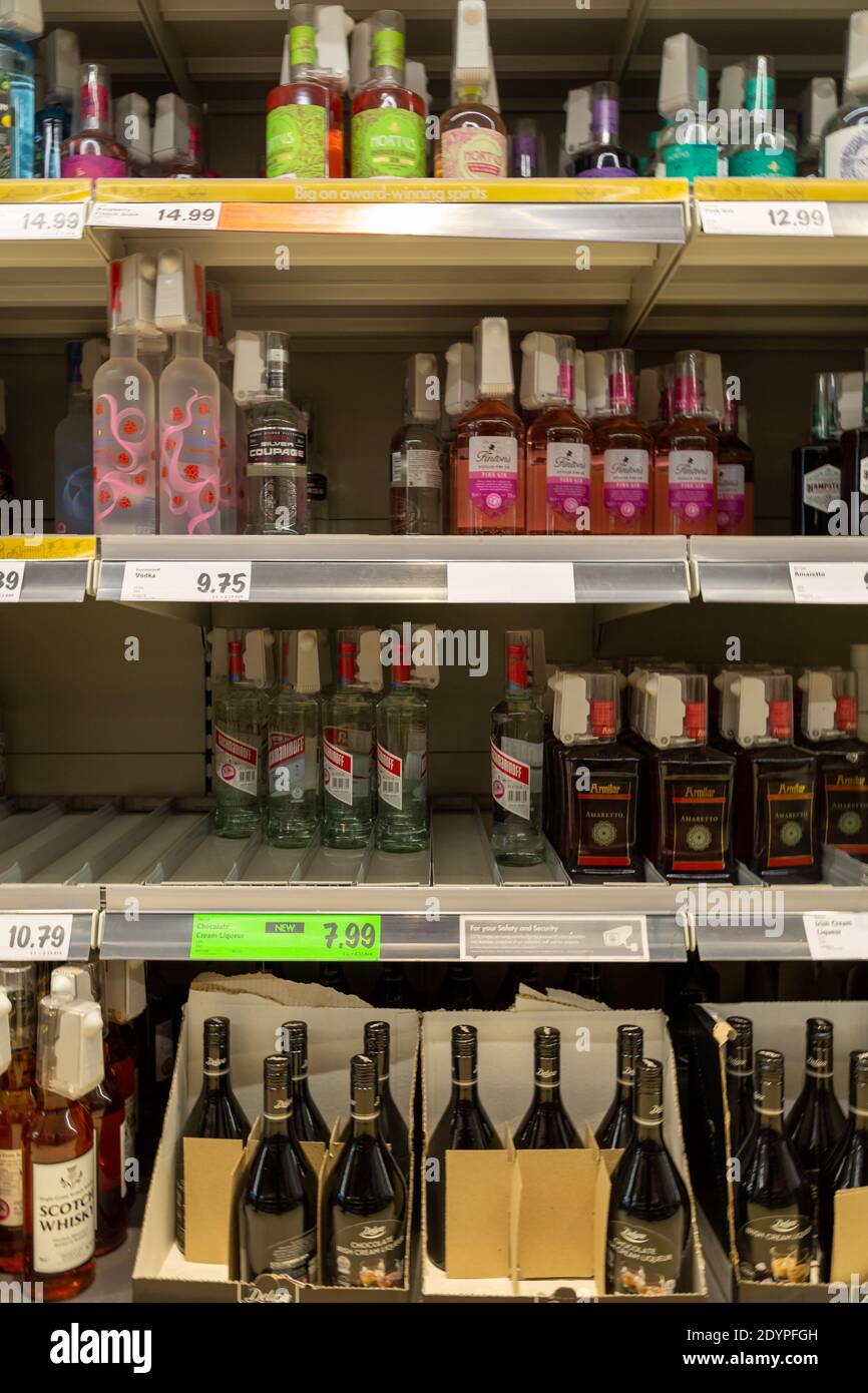 Supermarket alcohol shelves hi-res stock photography and images - Alamy