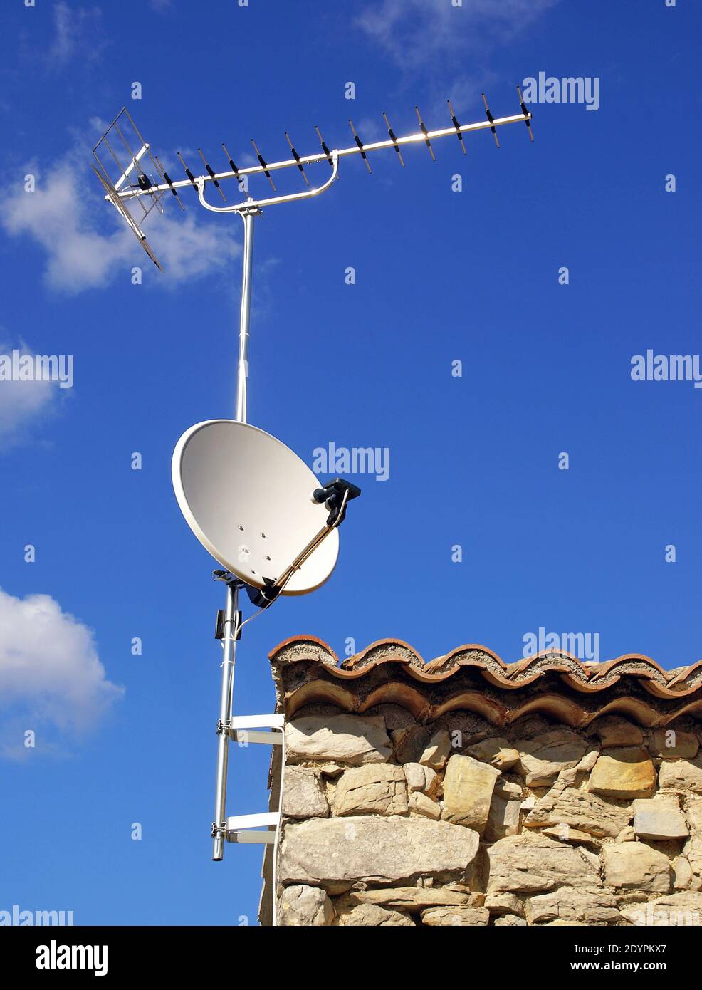 Parabolic antenna hi-res stock photography and images - Alamy