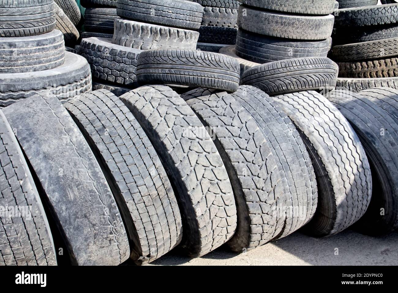 Pile of used tires Stock Photo - Alamy