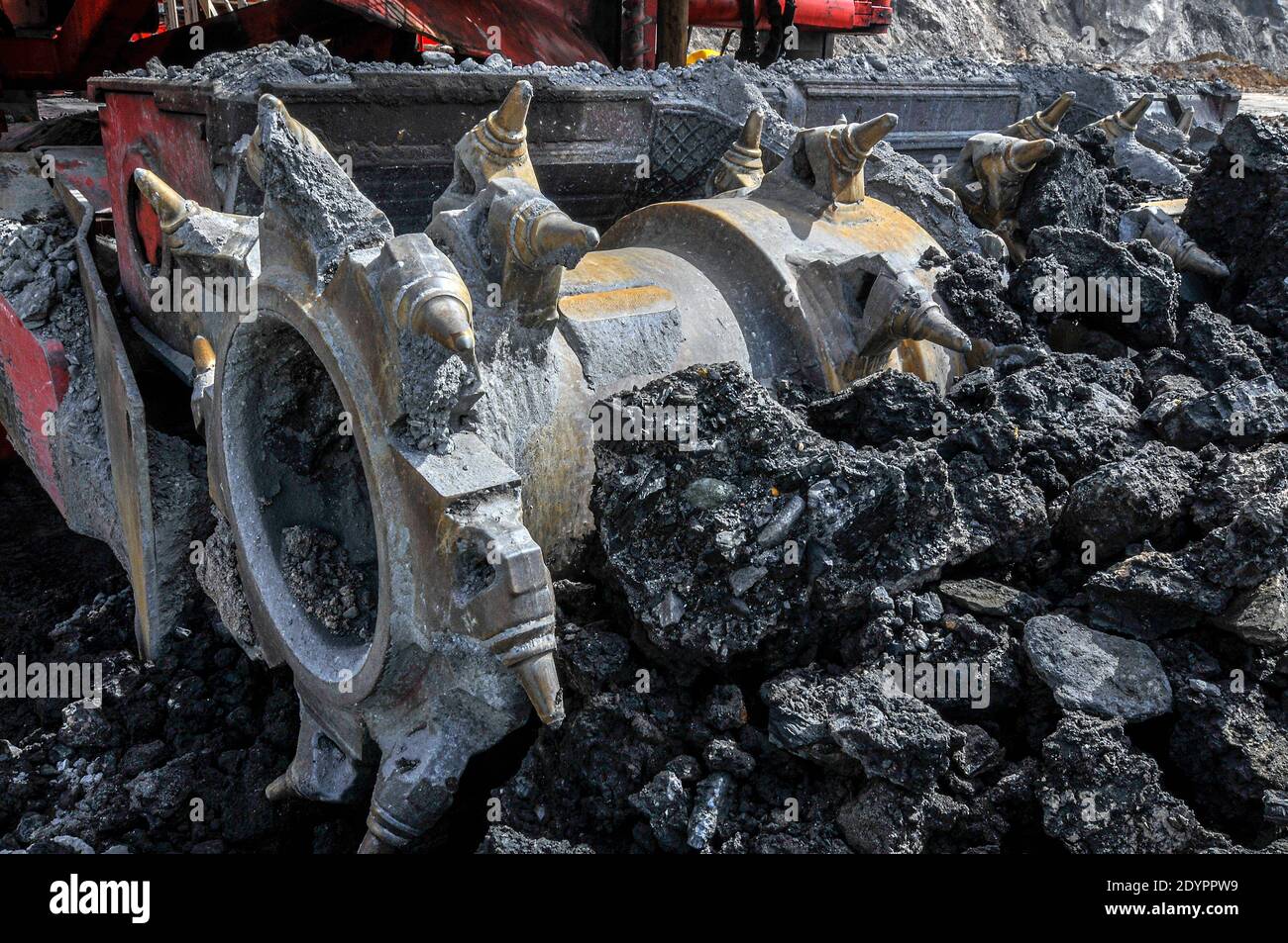 Mechanical digger claws at an open face coal mine Stock Photo - Alamy