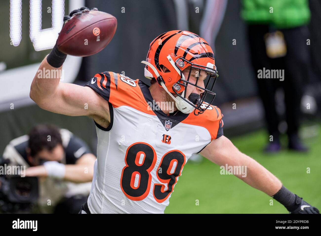 Houston, TX, USA. 27th Dec, 2020. Cincinnati Bengals tight end Drew ...