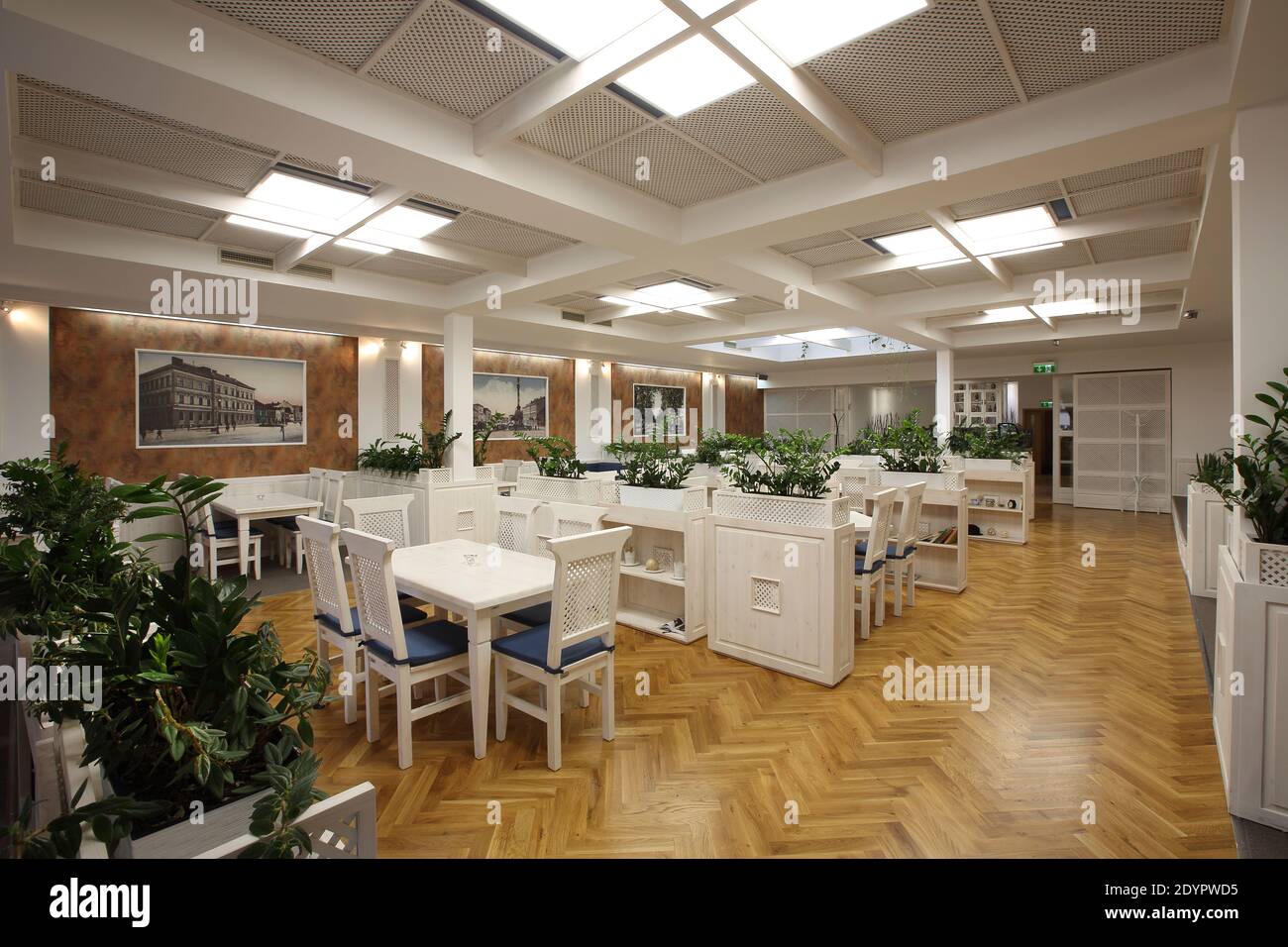 empty restaurant interior Stock Photo - Alamy