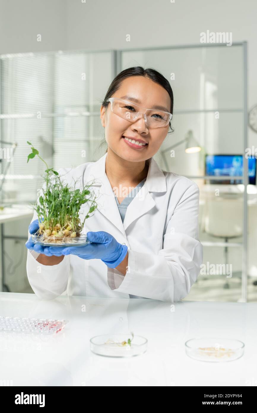Indian women working microscope hi-res stock photography and images - Alamy