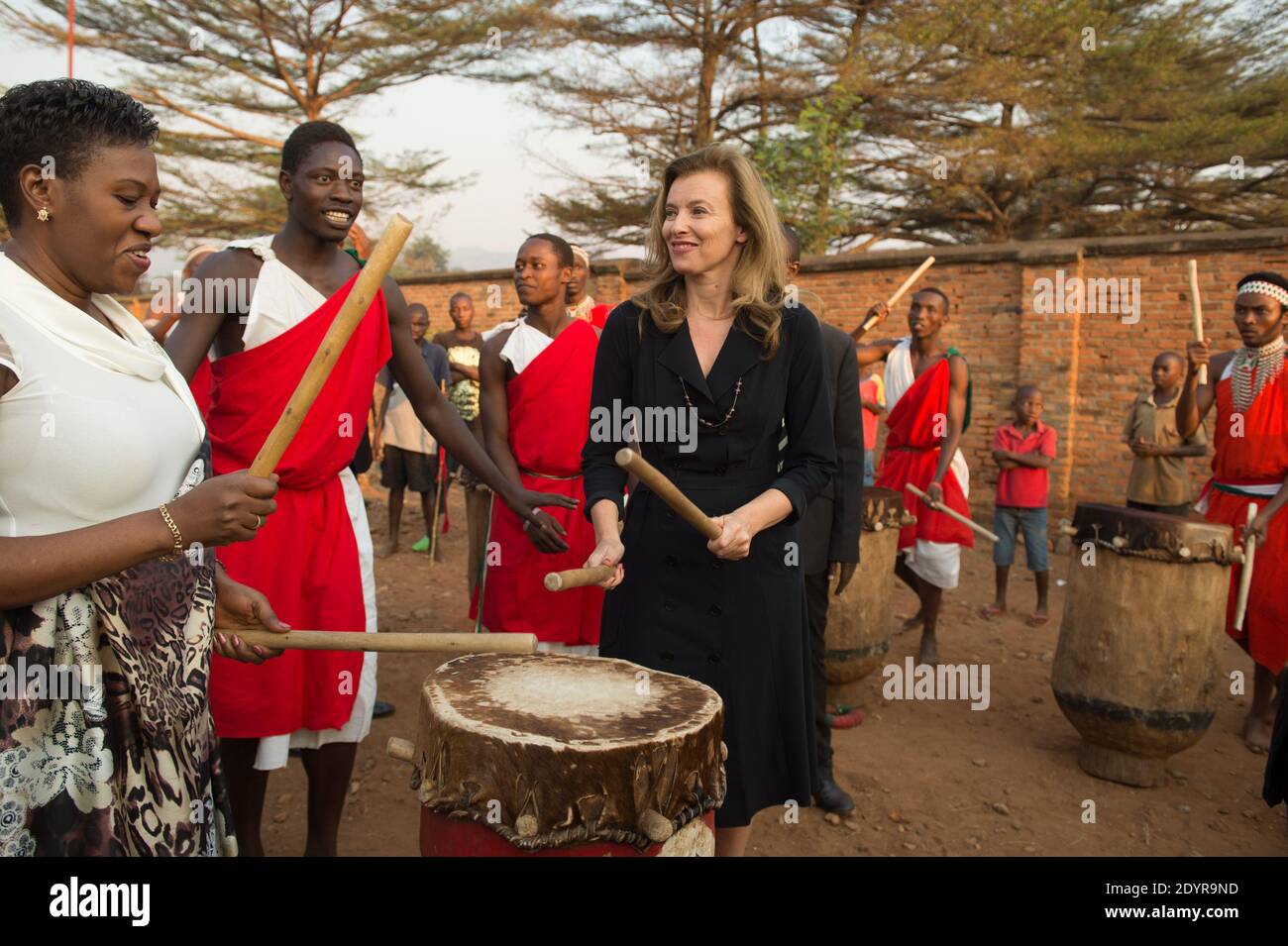 NO WEB, NO APPS - French President Francois Hollande's companion ...