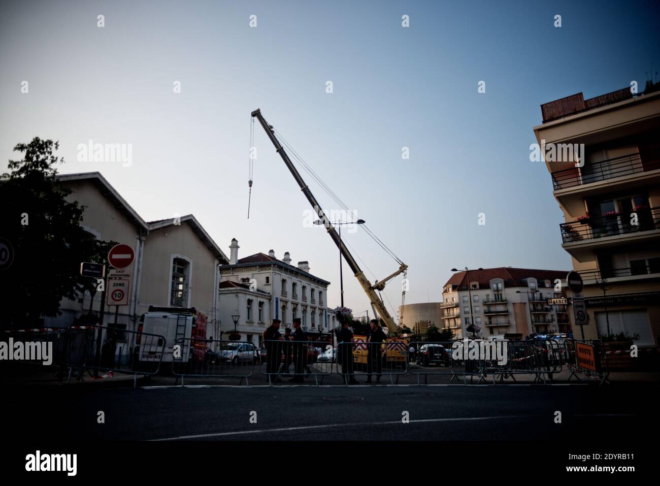 Crane catastrophe overturned crane hi-res stock photography and images ...