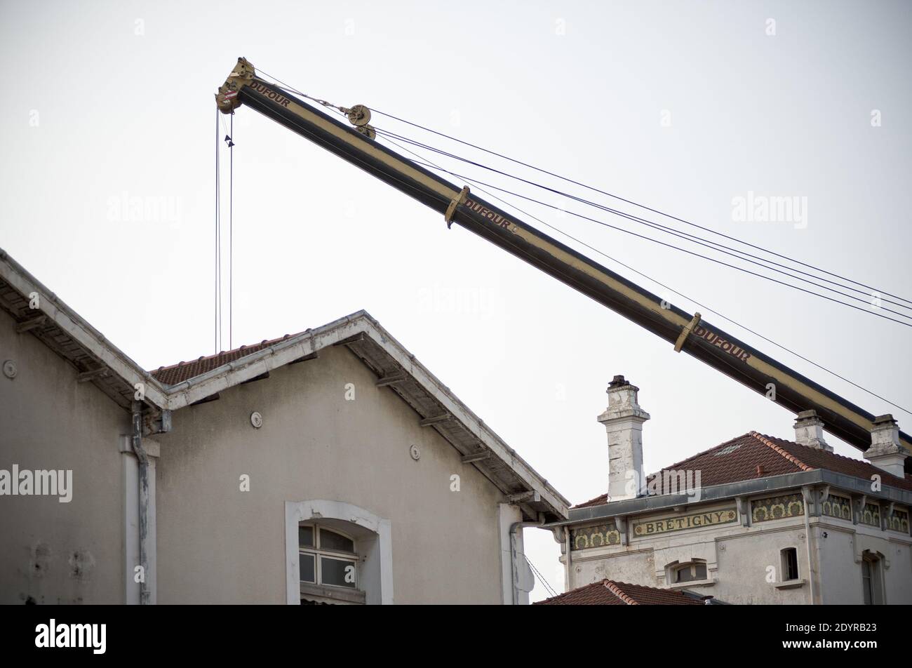 Crane catastrophe overturned crane hi-res stock photography and images ...