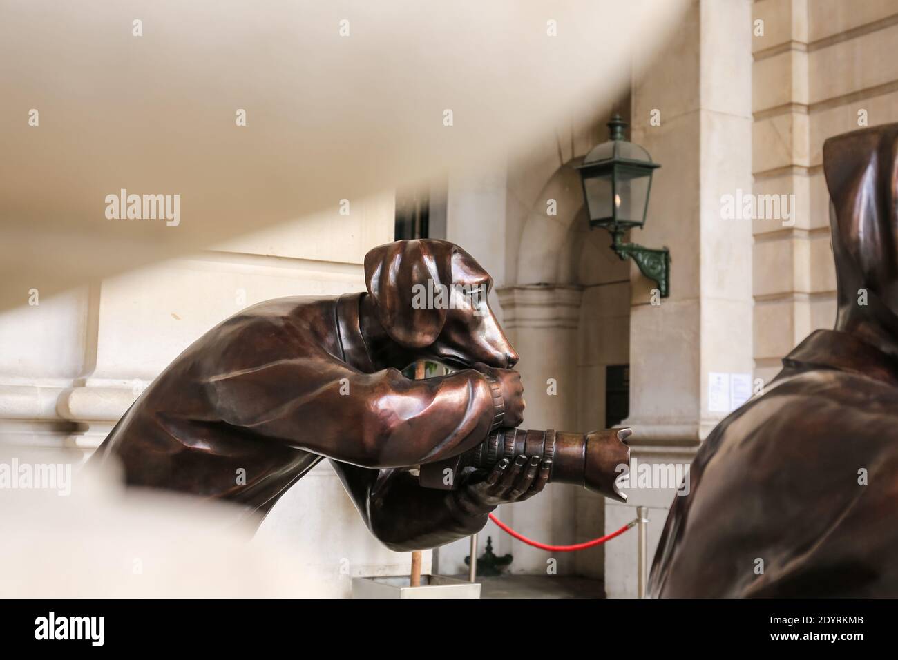 Paparazzi dogs sculptures hi-res stock photography and images - Alamy