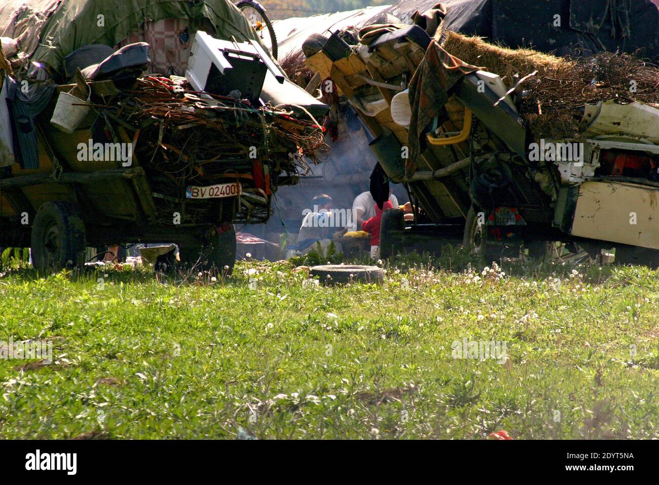Gypsies (Romani, Rroma) people in Romania camping on a field. Carts ...