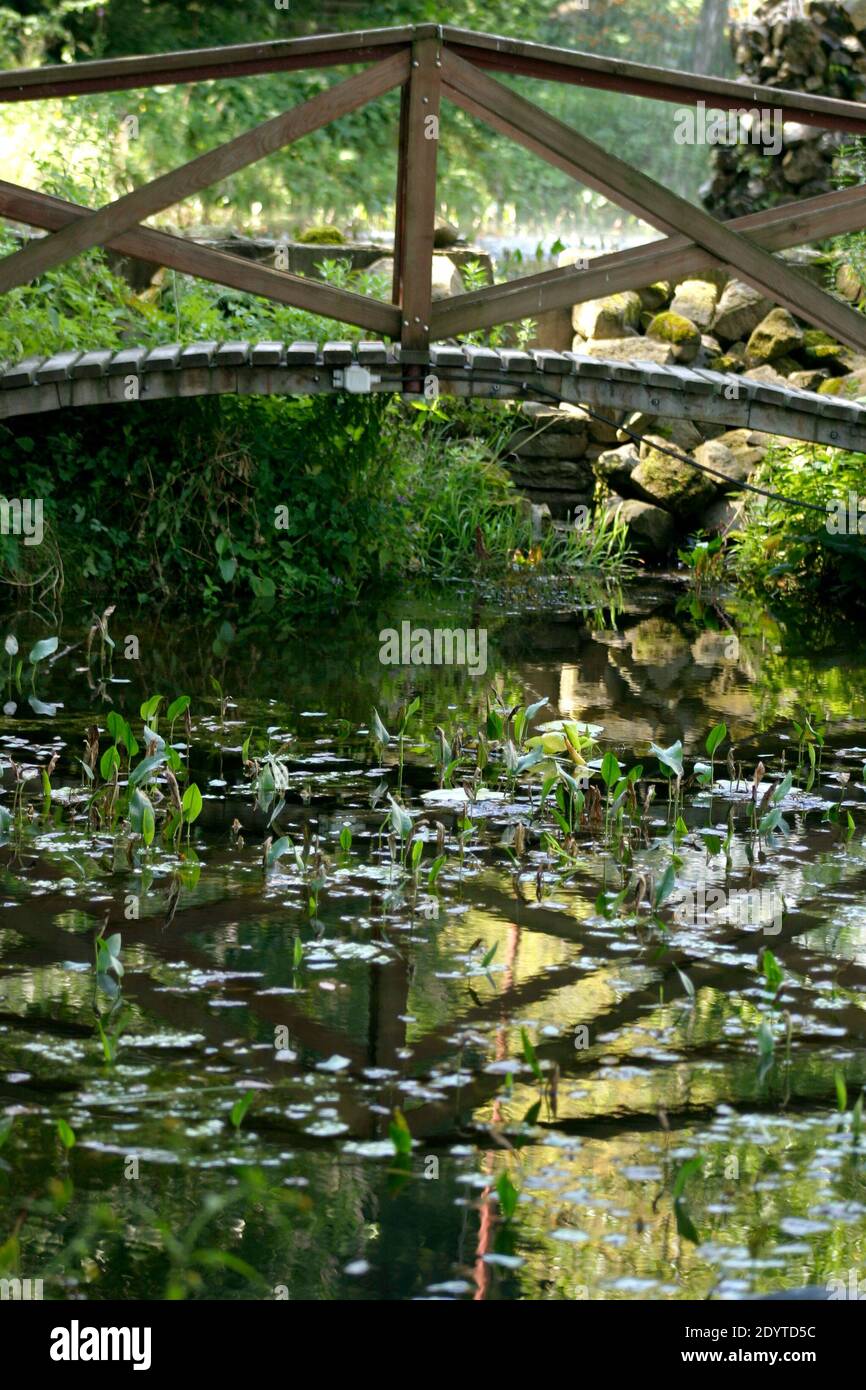 Bridge over a pond of water lilies hi-res stock photography and images ...