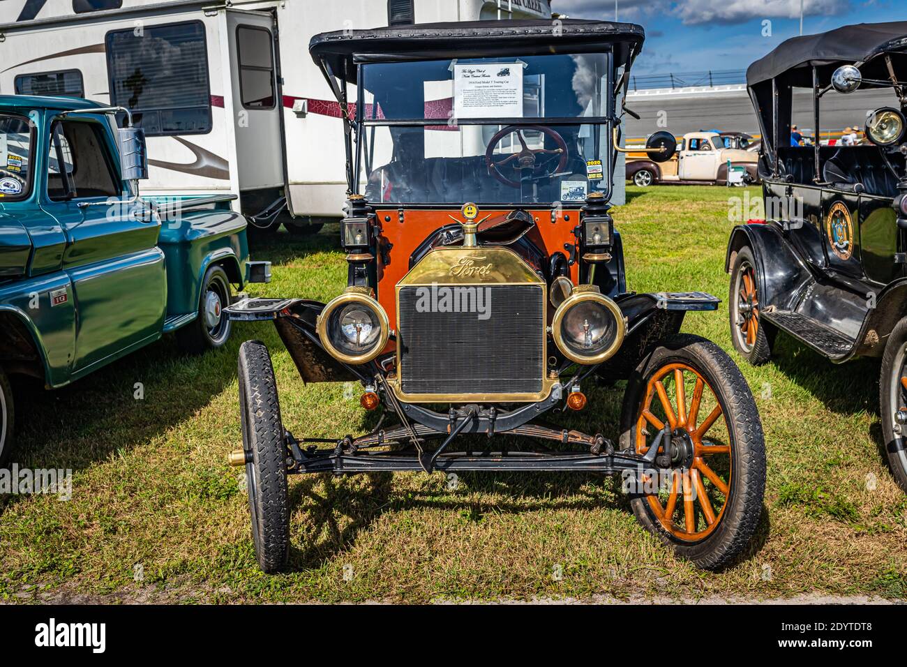 Vintage cars ford model t assembly line hi-res stock photography and ...