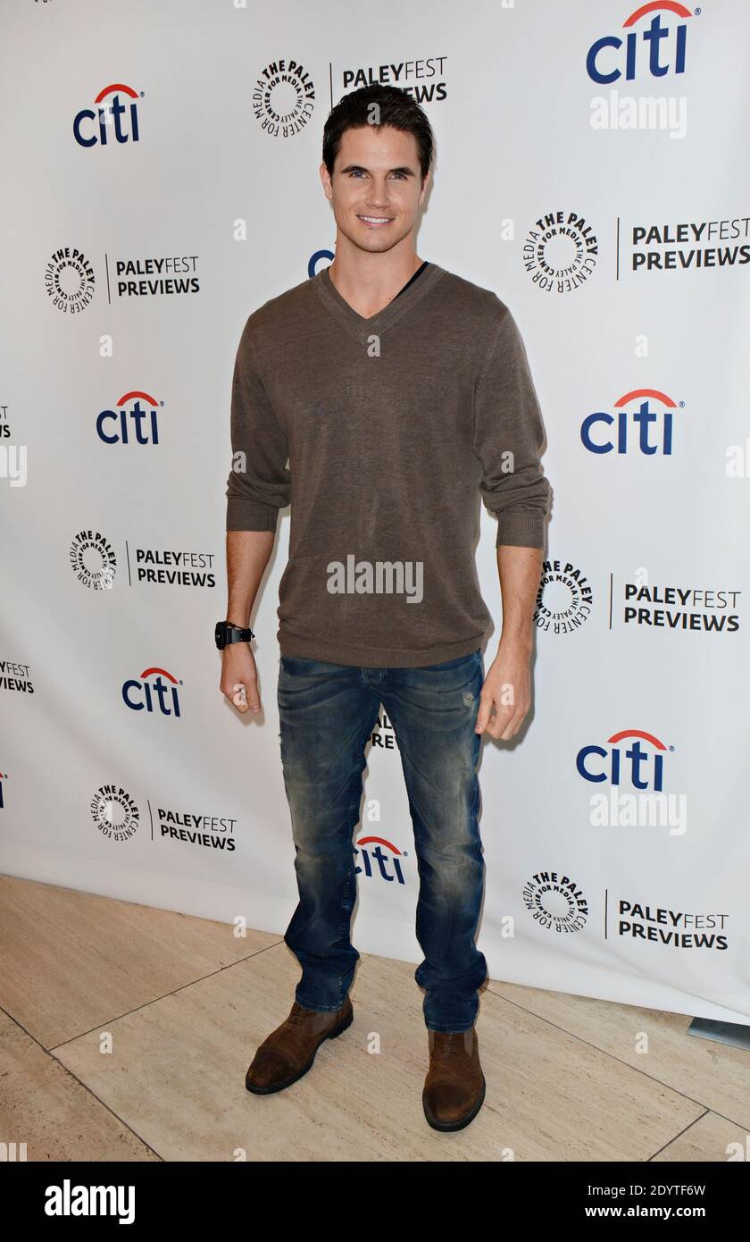 Robbie amell hi-res stock photography and images - Alamy