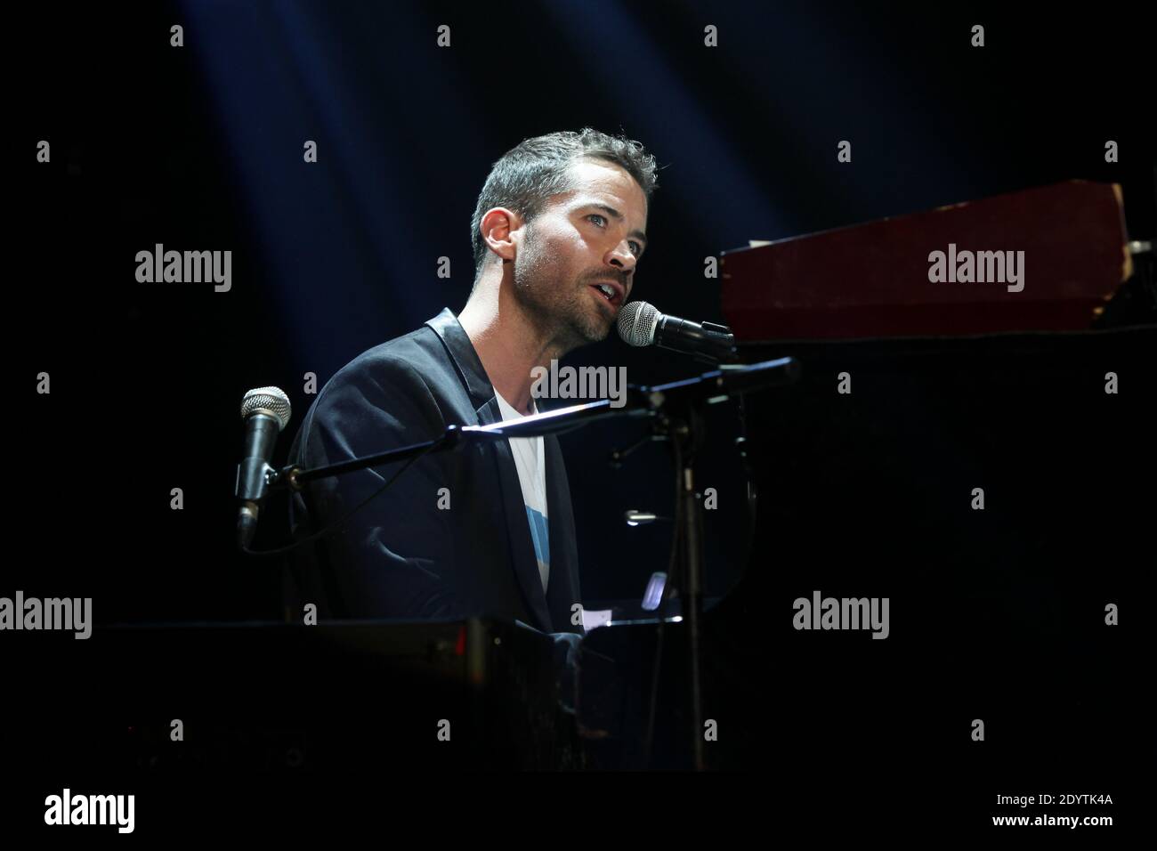 Emmanuel Moire performs live at Leurs Voix pour L’Espoir 2 event held ...