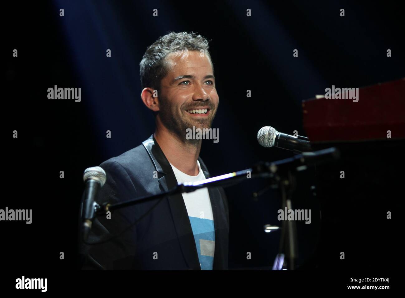 Emmanuel Moire performs live at Leurs Voix pour L’Espoir 2 event held ...