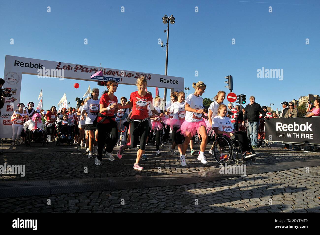Paris marathon start hi-res stock photography and images - Alamy