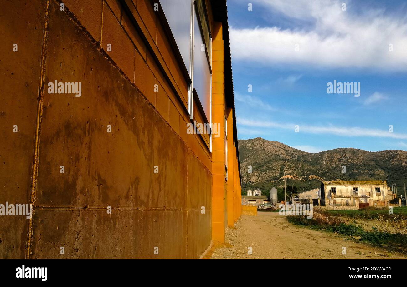 Side building along dirt hi-res stock photography and images - Alamy