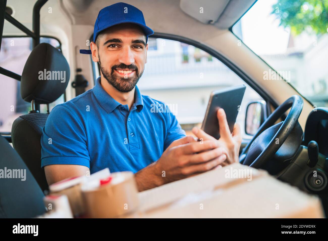 Man handling delivery hi-res stock photography and images - Alamy