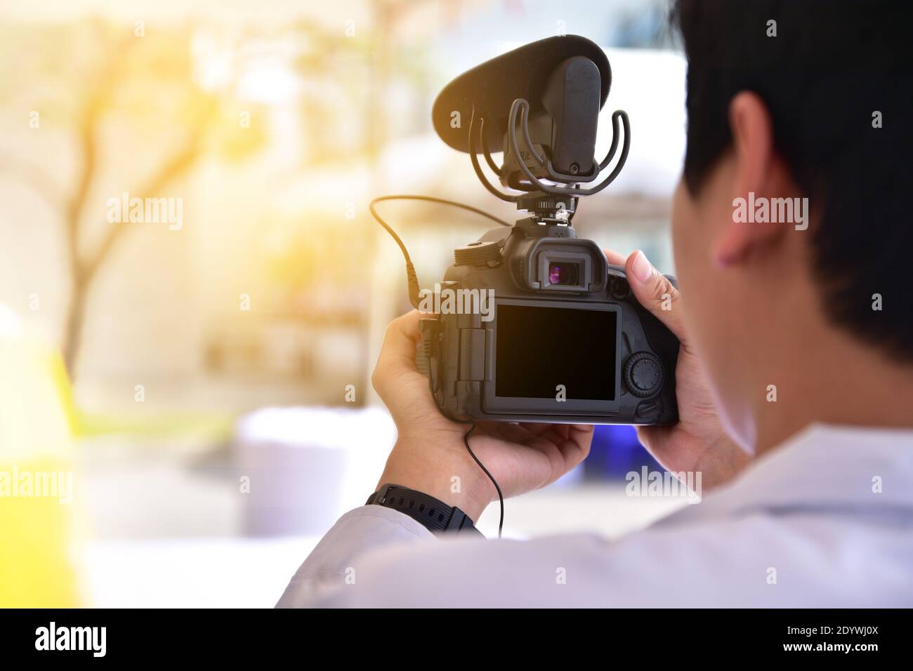 Man shooting VDO by camera DSLR Stock Photo - Alamy