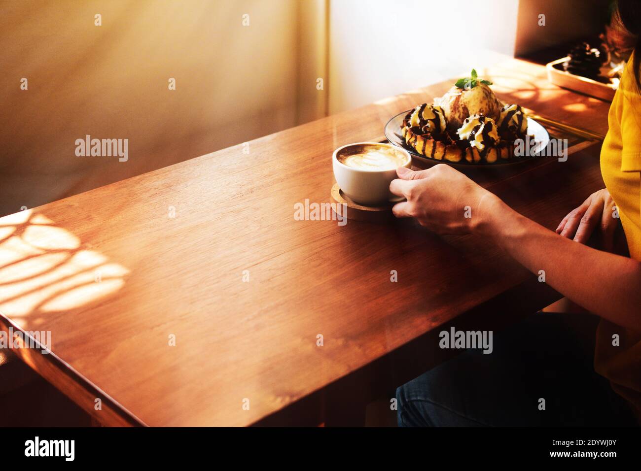 People Drinking Coffee Latte Stock Photo - Alamy
