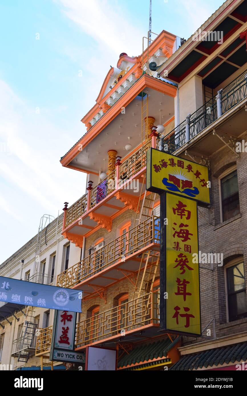 Building in Chinatown, San Francisco inspired by Chinese architecture ...