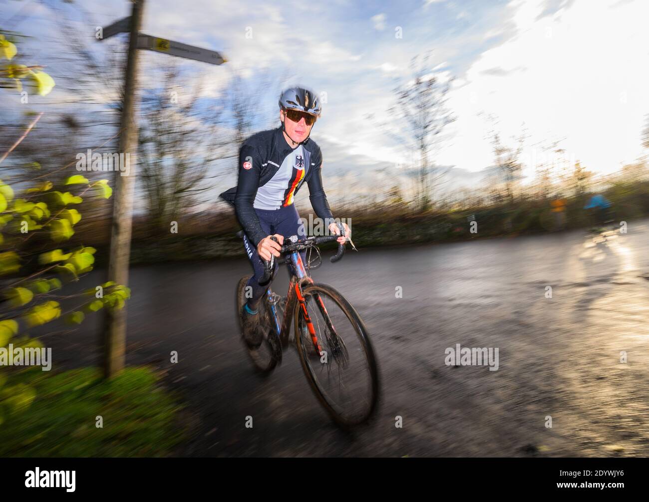 Nierstein, Germany. 19th Dec, 2020. Jason Osborne, rower and e-cycling ...