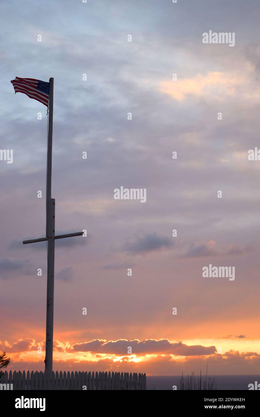Full mast flag hi-res stock photography and images - Alamy