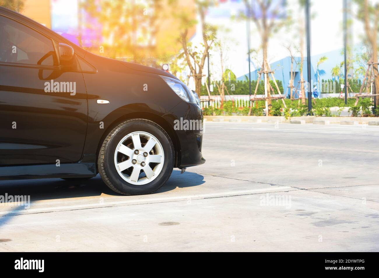 Car parked under street light hi-res stock photography and images - Alamy