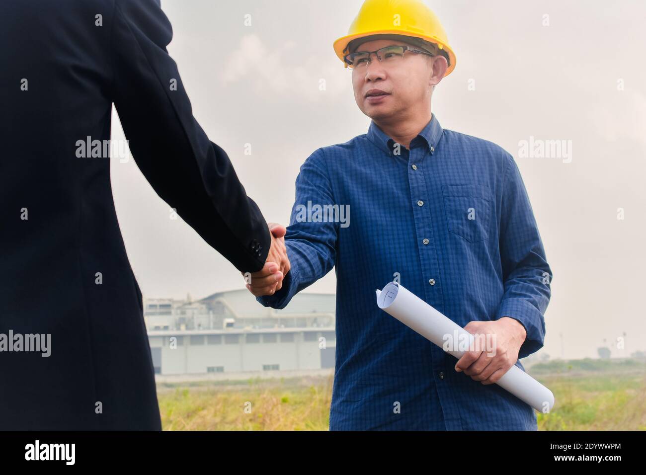 Businessman shake hands hi-res stock photography and images - Alamy