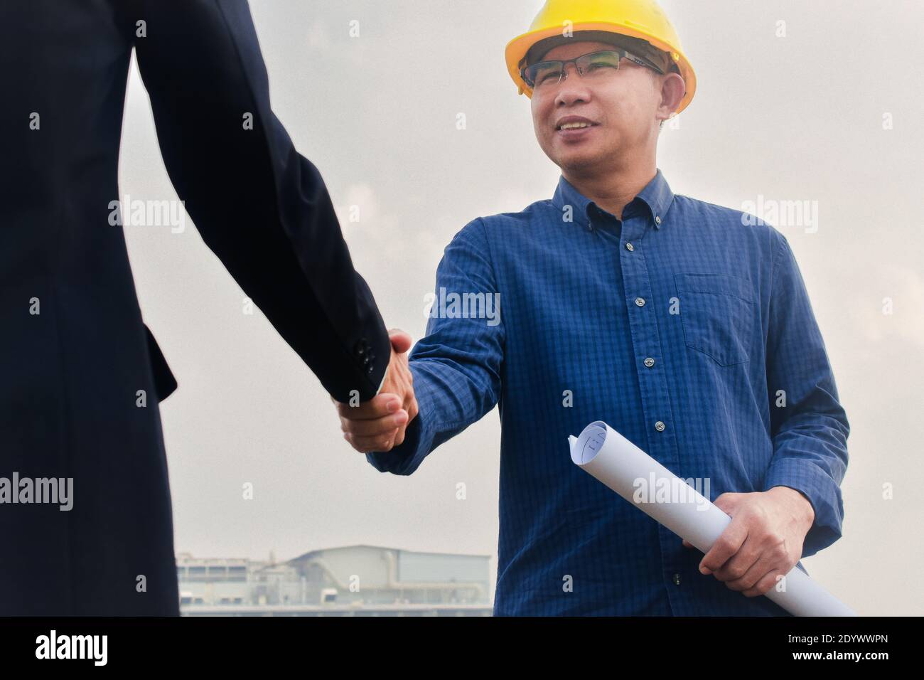 Hand shake agreement hi-res stock photography and images - Alamy