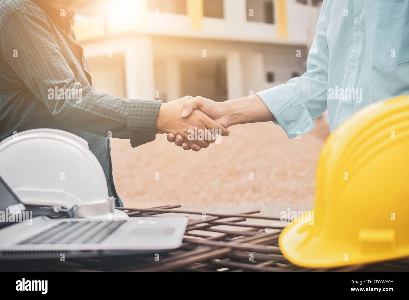 Hand shake success hi-res stock photography and images - Alamy