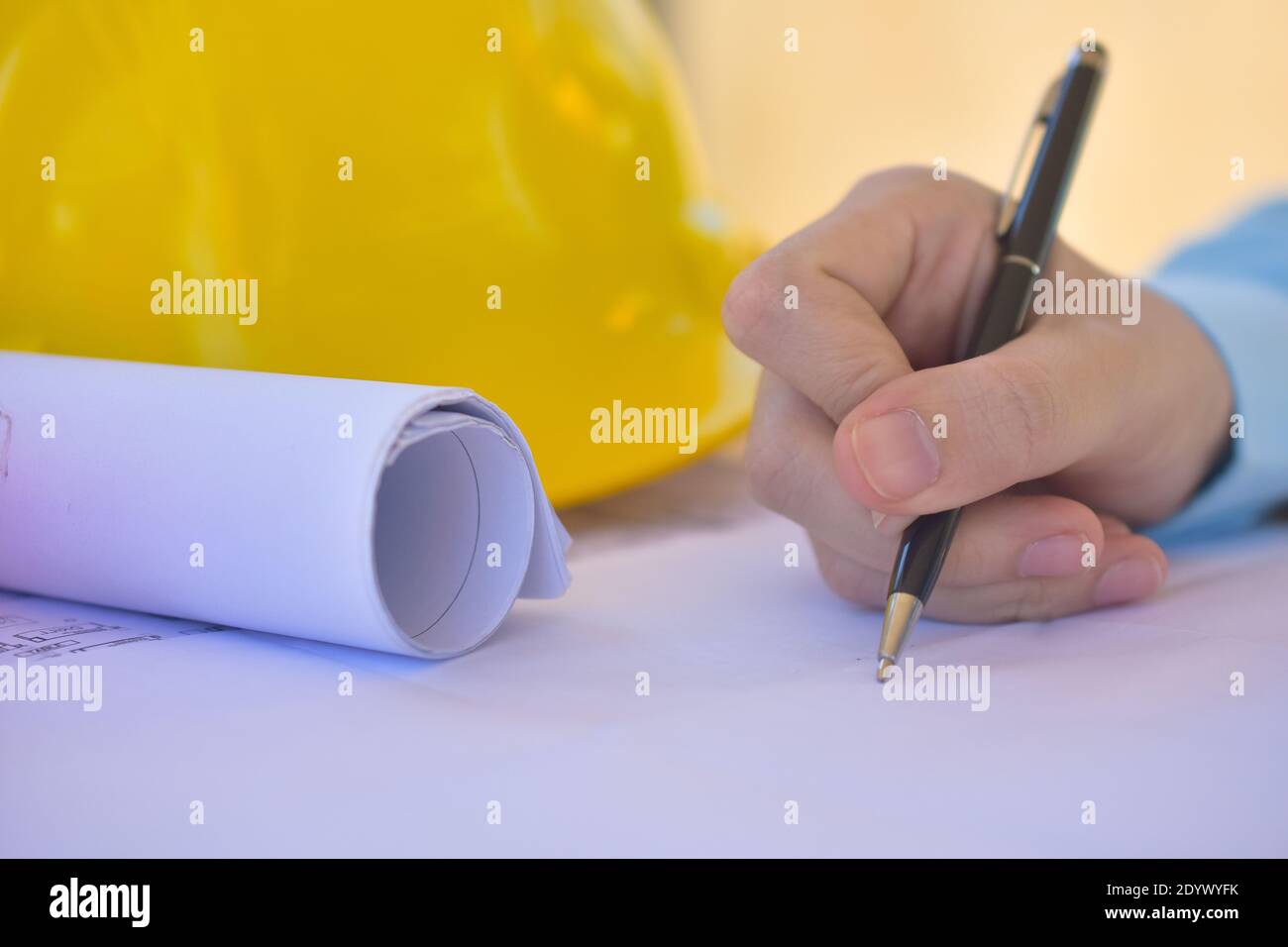 Hand sing contract hi-res stock photography and images - Alamy